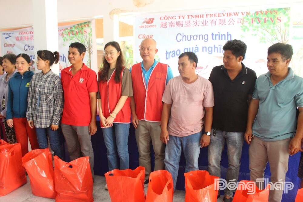 Trao tặng hơn 200 phần quà cho đoàn viên, người lao động tại Khu công ...