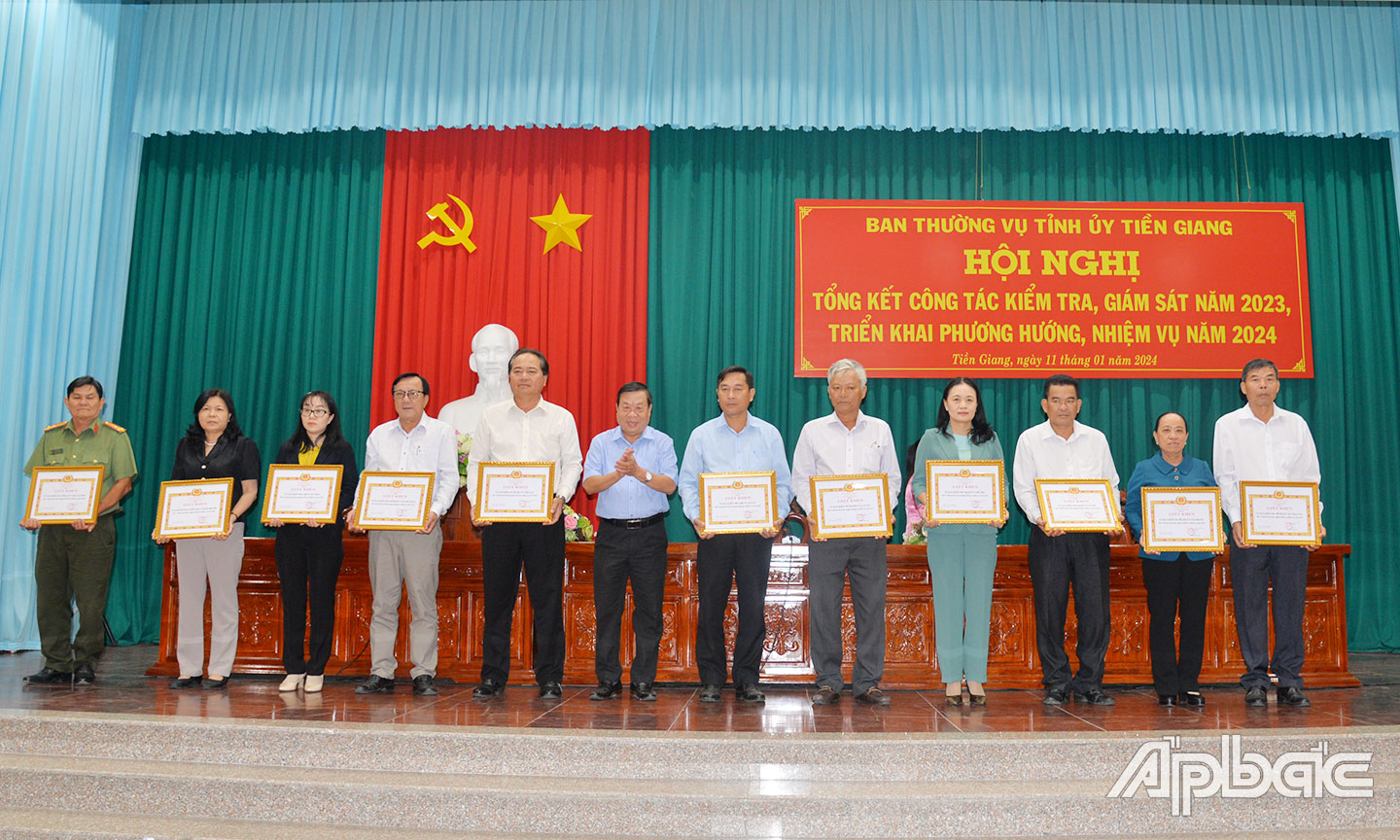 TỰ PHÊ BÌNH VÀ PHÊ BÌNH: VŨ KHÍ SẮC BÉN TRONG XÂY DỰNG ĐẢNG BÀI 2: Thẳng thắn đánh giá để nâng ...